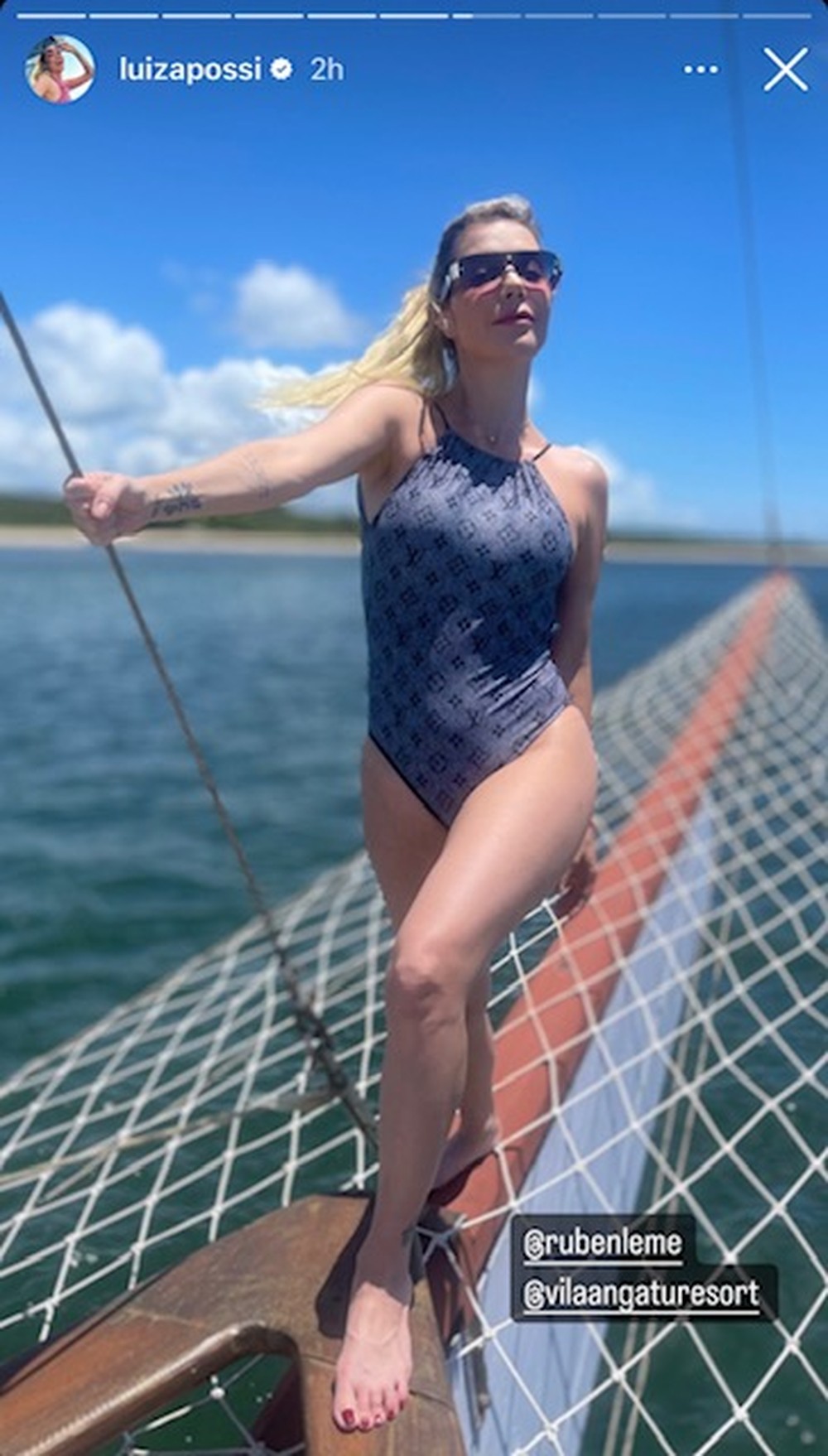 De biquíni, Luiza Possi é clicada em alto-mar pelo marido durante férias na Bahia
