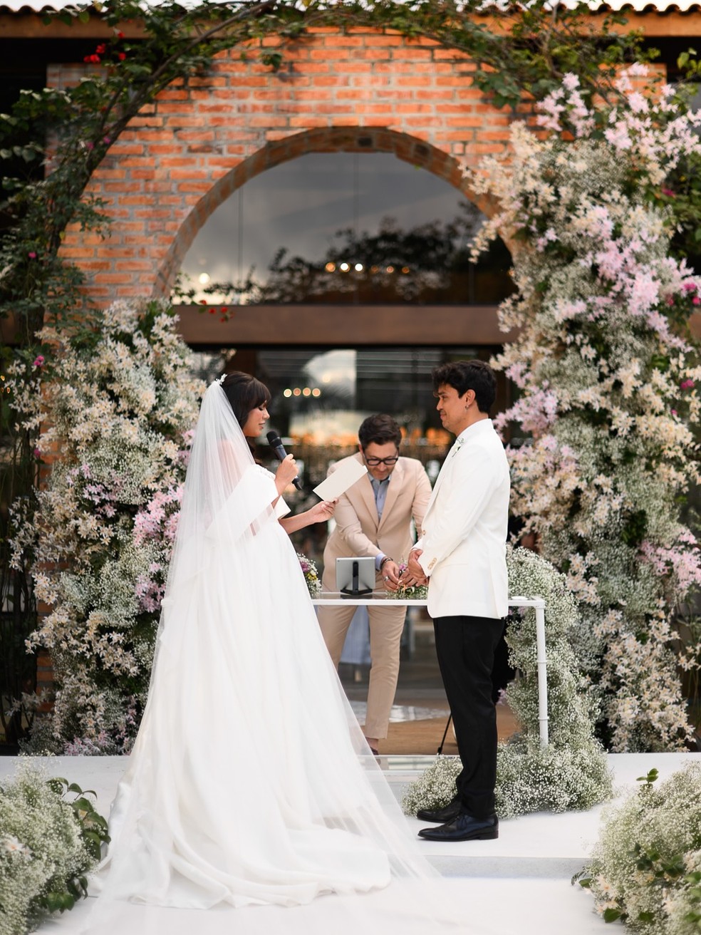 Com noiva grávida, influenciador Gusta se casa e reúne famosos em festa