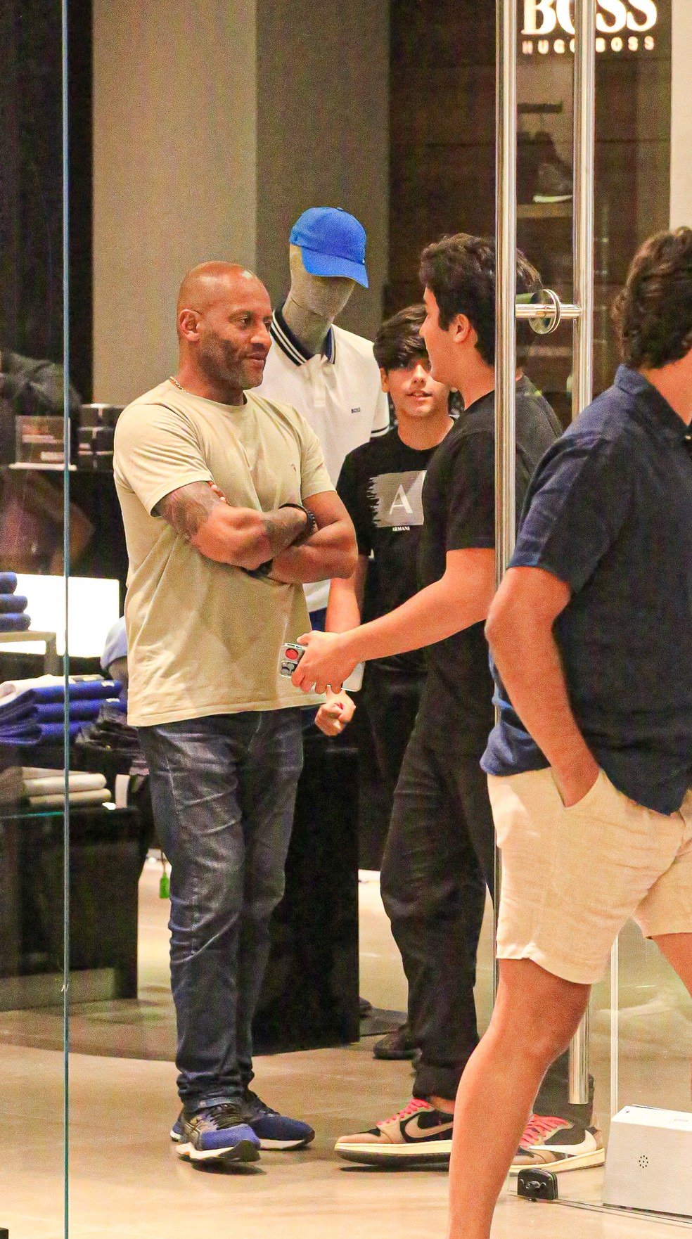 Sorridente, Marcelo Cady, filho de Ivete Sangalo, passeia em shopping ...