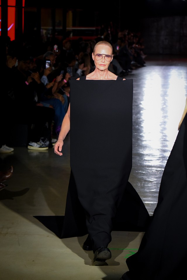 Musa dos anos 1990, Claudia Liz volta às passarelas em desfile em SP ...