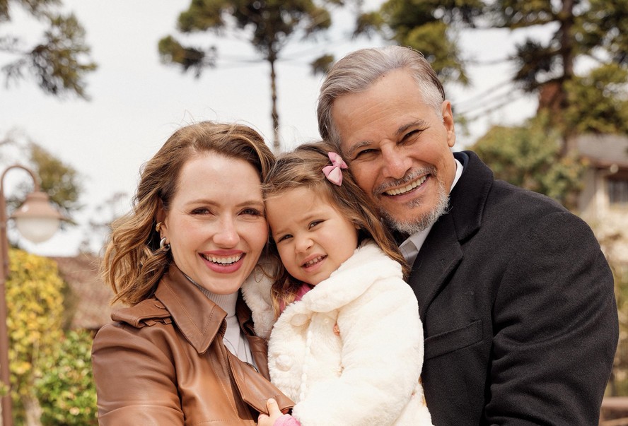 Edson Celulari e Karin Roepke curtem Festival de Gramado com a filha e ...