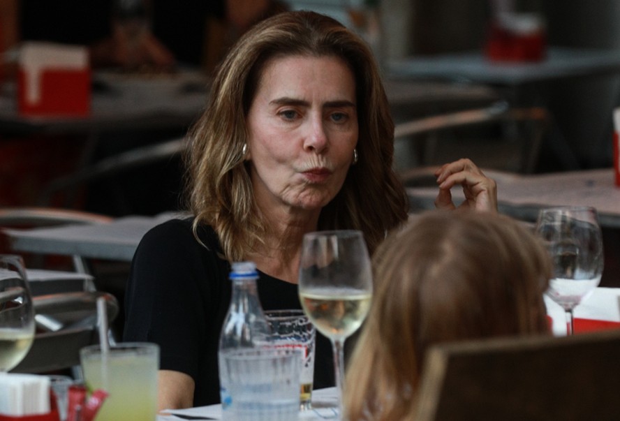 Discreta, Maitê Proença faz aparição rara com a filha, a neta e o genro