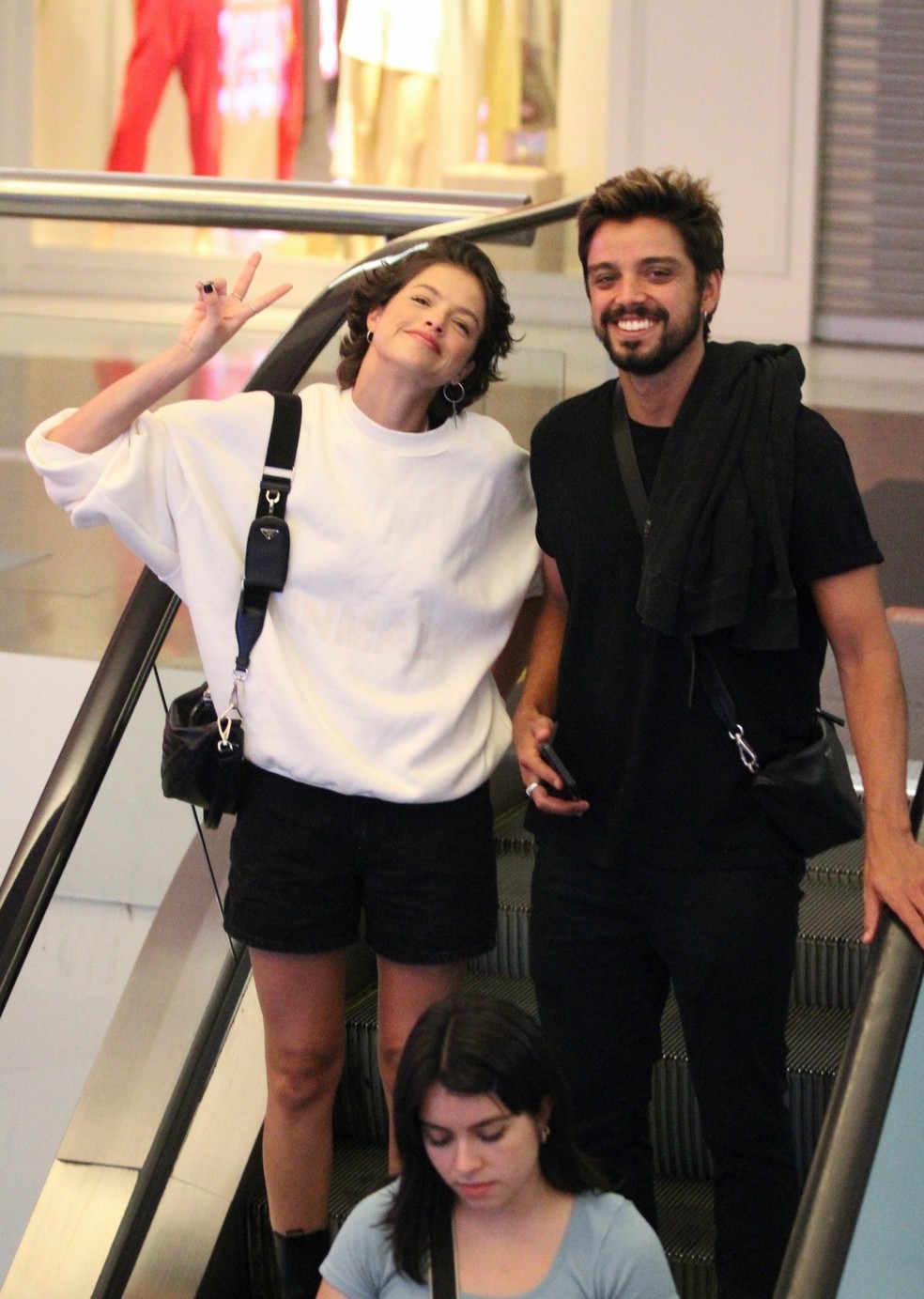 Agatha Moreira e Rodrigo Simas dão show de simpatia em cliques de paparazzo