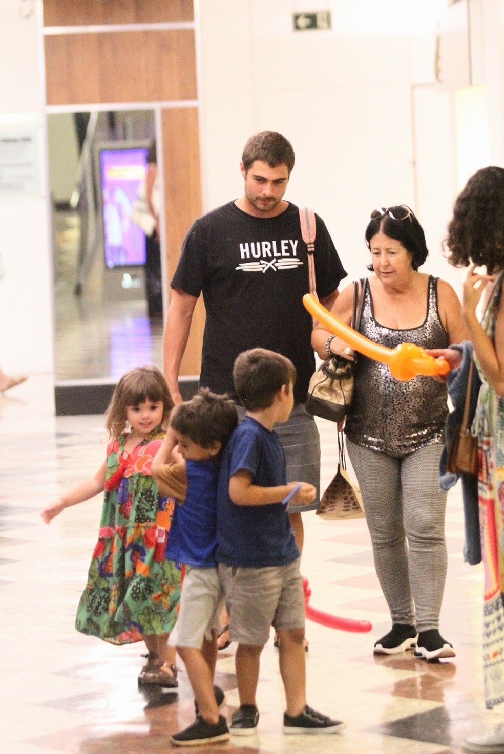Rafael Vitti passeia com Clara Maria em shopping da Zona Sul do Rio