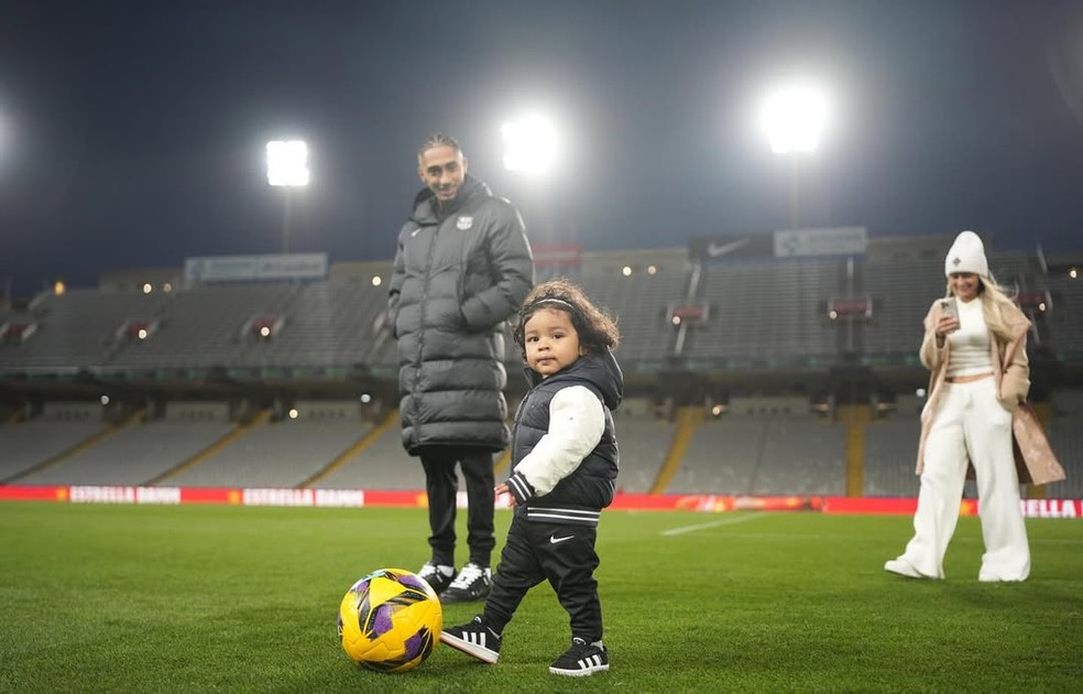 Raphinha e esposa falam sobre interesse do filho de 2 anos pelo futebol ...