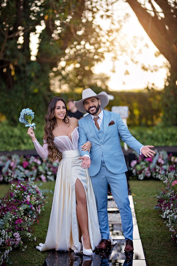 Sertanejo Edson renova votos de casamento com Deia Cypri após 10 anos ...