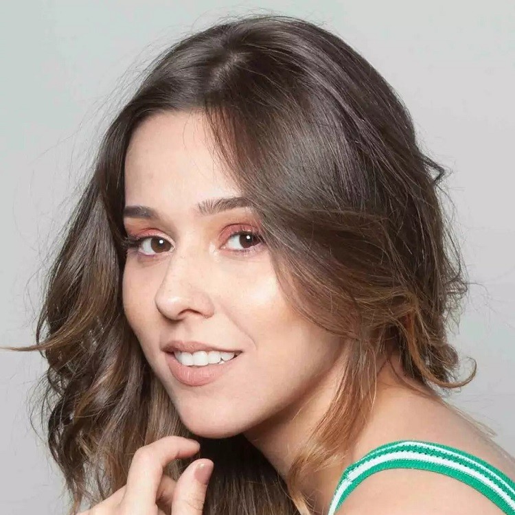 Saiba tudo sobre: Thati Lopes