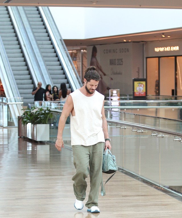 José Loreto bate perna em shopping do Rio de Janeiro; fotos