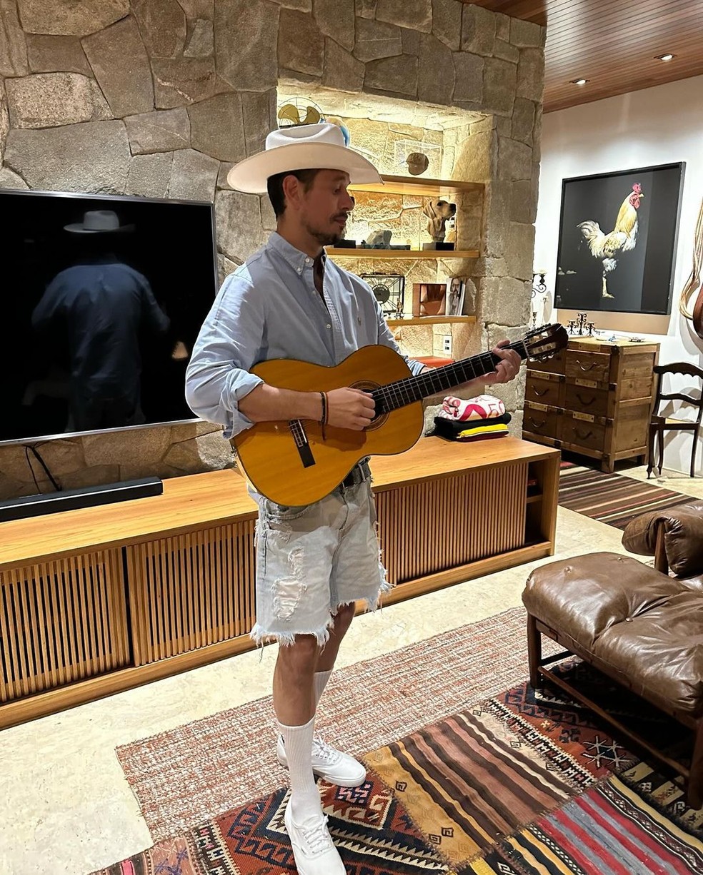 No rancho de Gio Ewbank, João Vicente de Castro passa aniversário em off