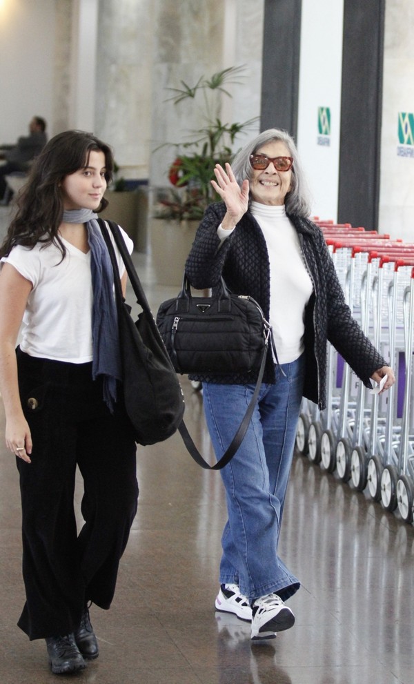 Betty Faria desembarca com neta em aeroporto no Rio de Janeiro