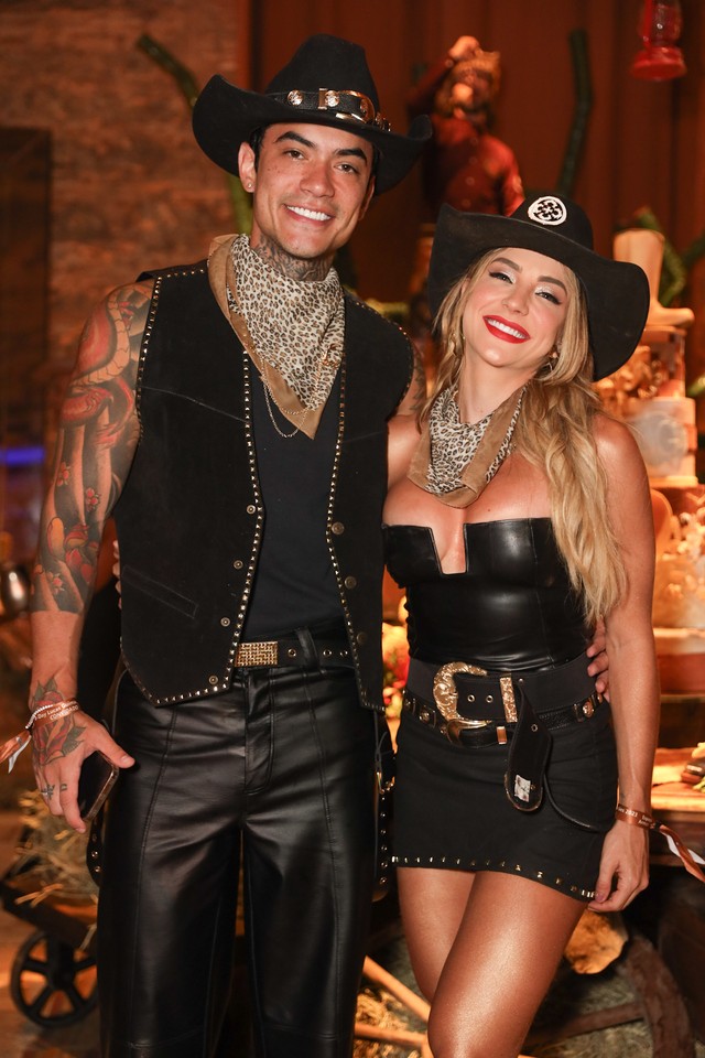 Decotada, Gabi Martins combina look e troca beijos com o namorado, Lincoln Lau