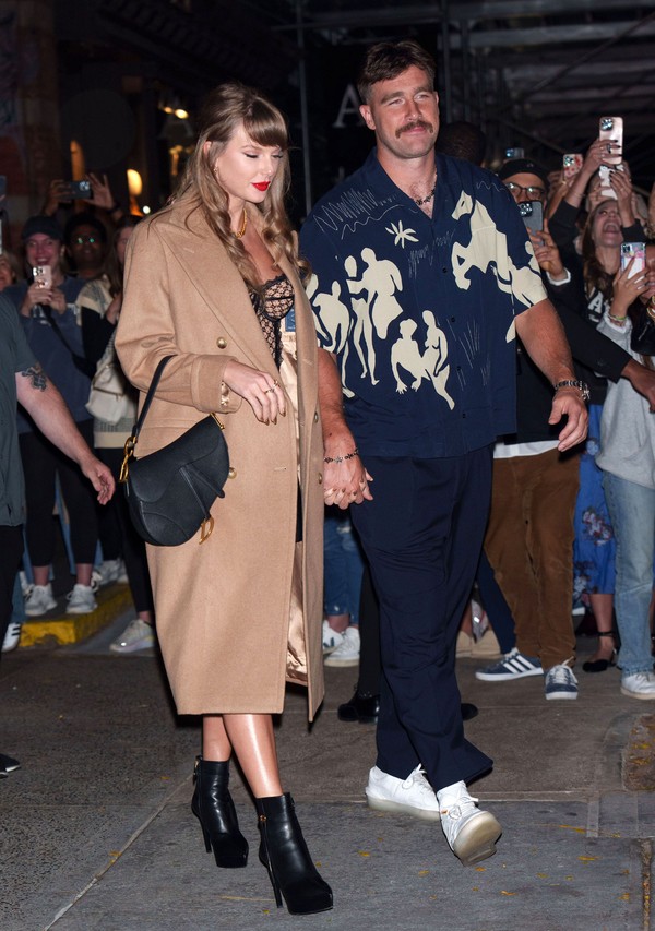 Taylor Swift e namorado vão a jantar com Ryan Reynolds e Blake Lively