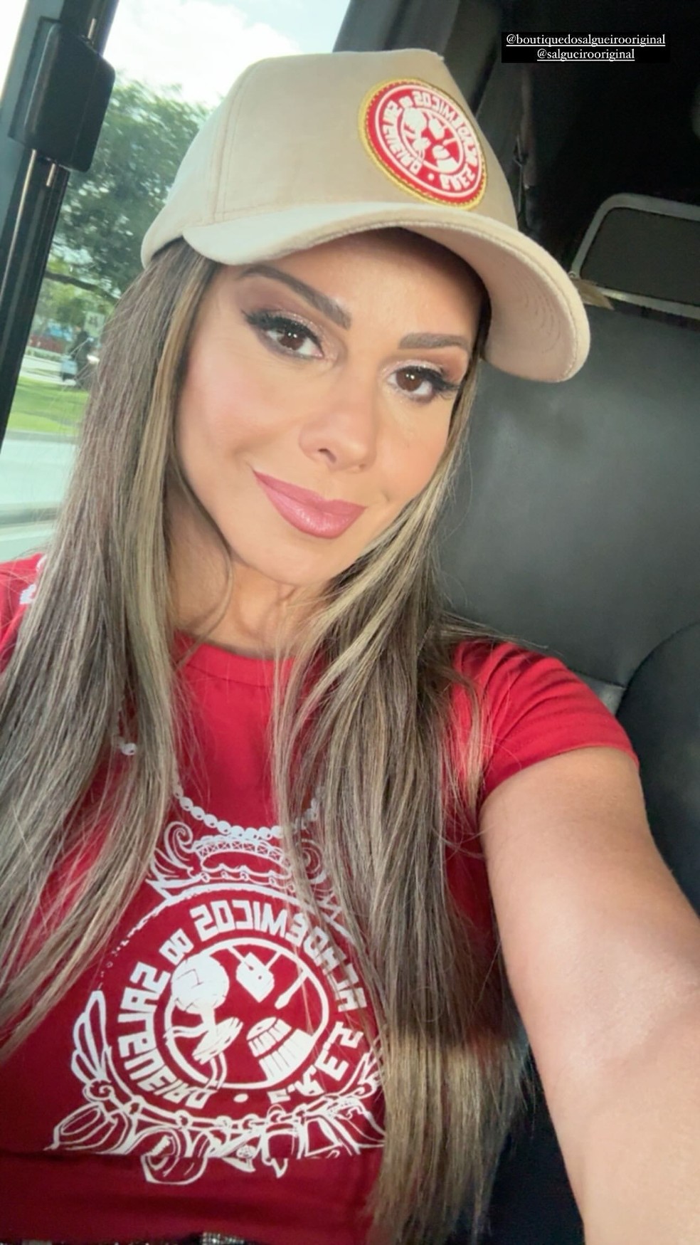 De pernas saradas de fora, Viviane Araujo troca beijos com marido no ...