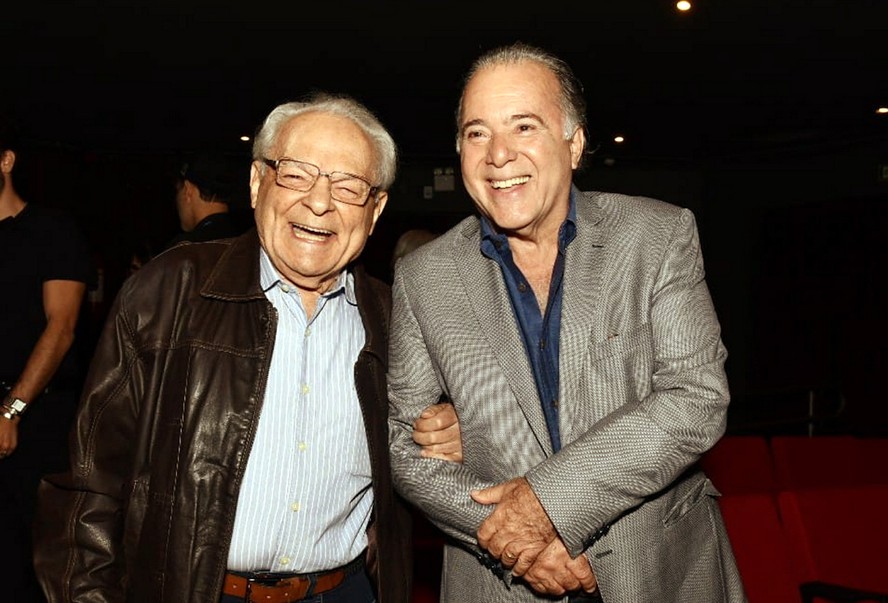 Tony Ramos e mais famosos vão a prêmio de teatro no Rio