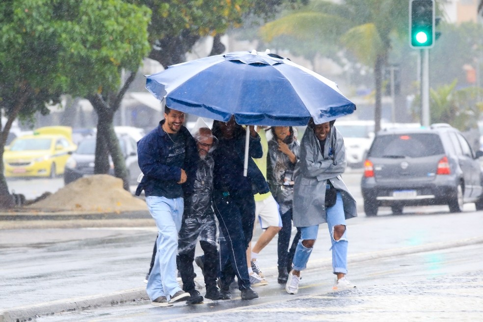 Romulo Estrela e Thiago Fragoso gravam cena de 'Travessia' sob forte chuva no Rio