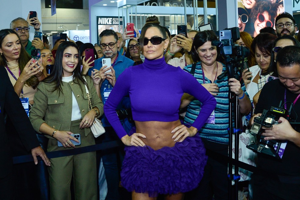 Após separação, Deborah Secco participa de evento com barriga à mostra