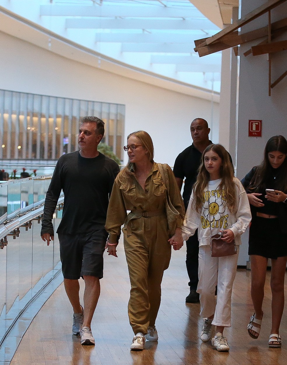 Angélica e Luciano Huck curtem cinema com a filha, Eva Huck, e a nora