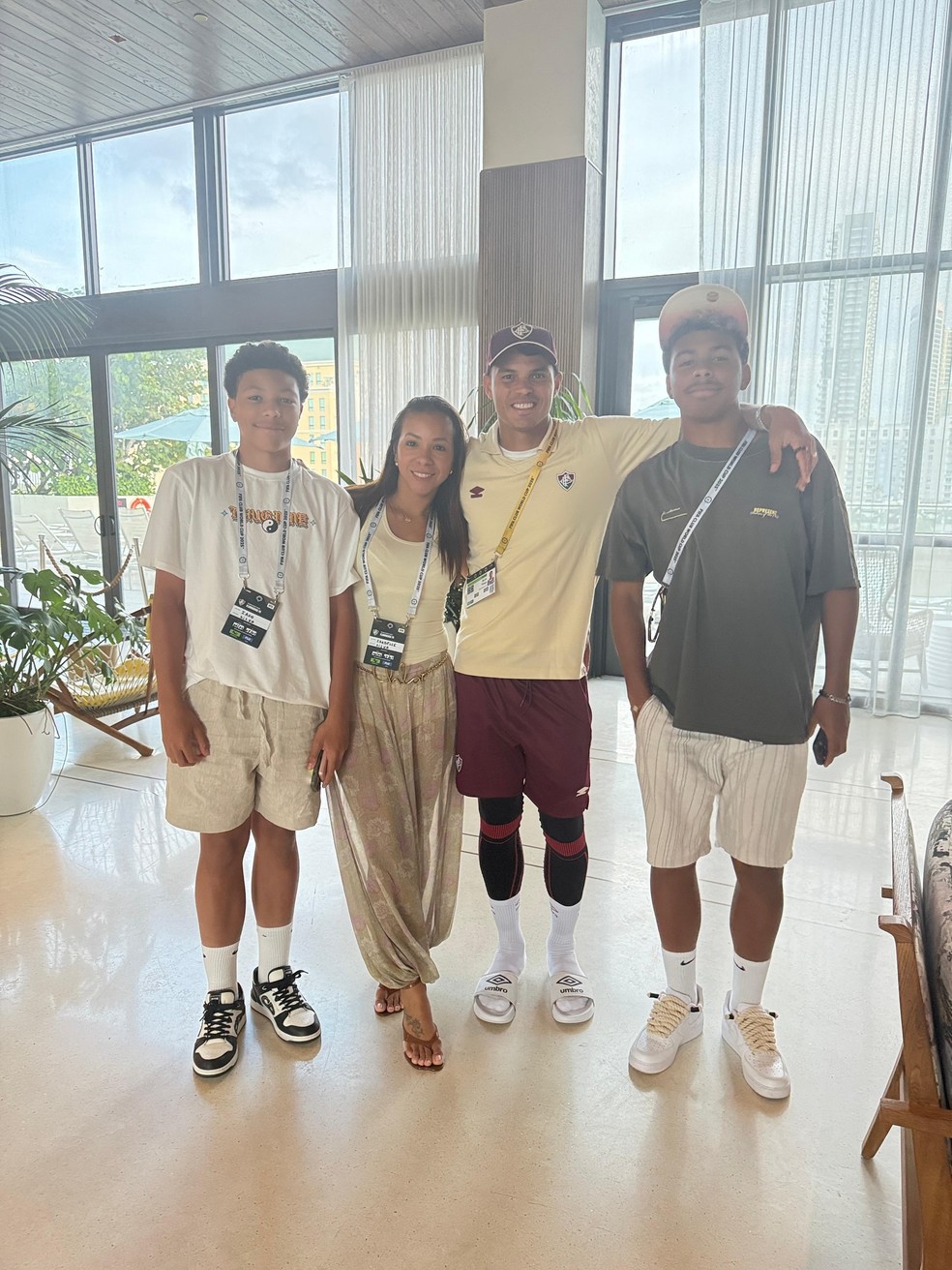 Aos 16 e 13 anos, filhos de Belle e Thiago Silva impressionam pela altura