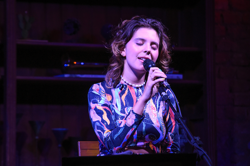 Flor Gil se apresenta em São Paulo com presença da namorada e da família