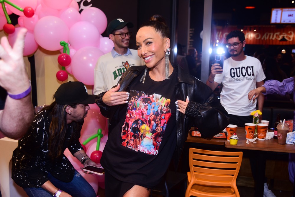 Sabrina Sato se encontra com 40 fãs em lanchonete de São Paulo
