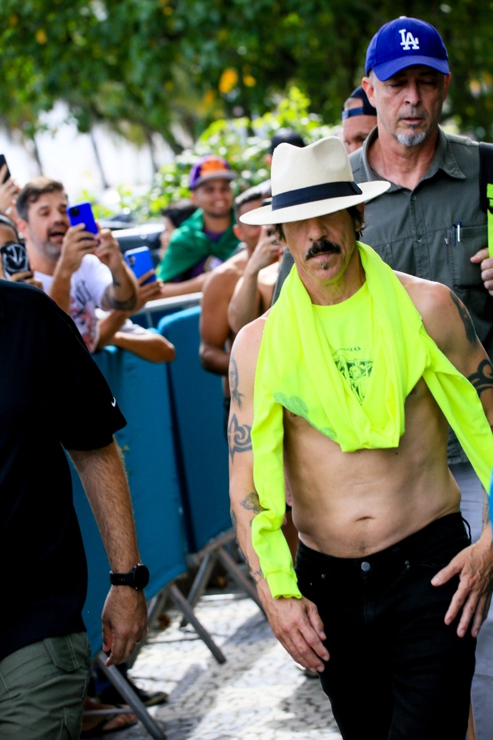 Anthony Kiedis, do Red Hot Chili Peppers, é seguido por fãs em passeio ...