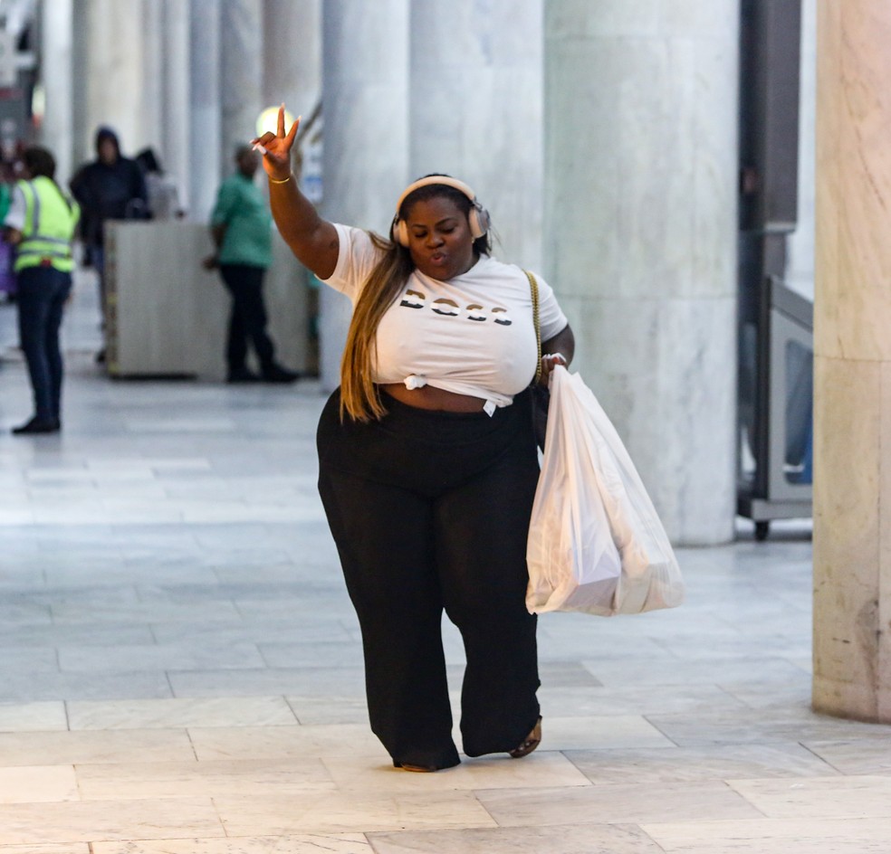 Animada, Jojo Todynho faz dancinha ao avistar fotógrafos em aeroporto ...