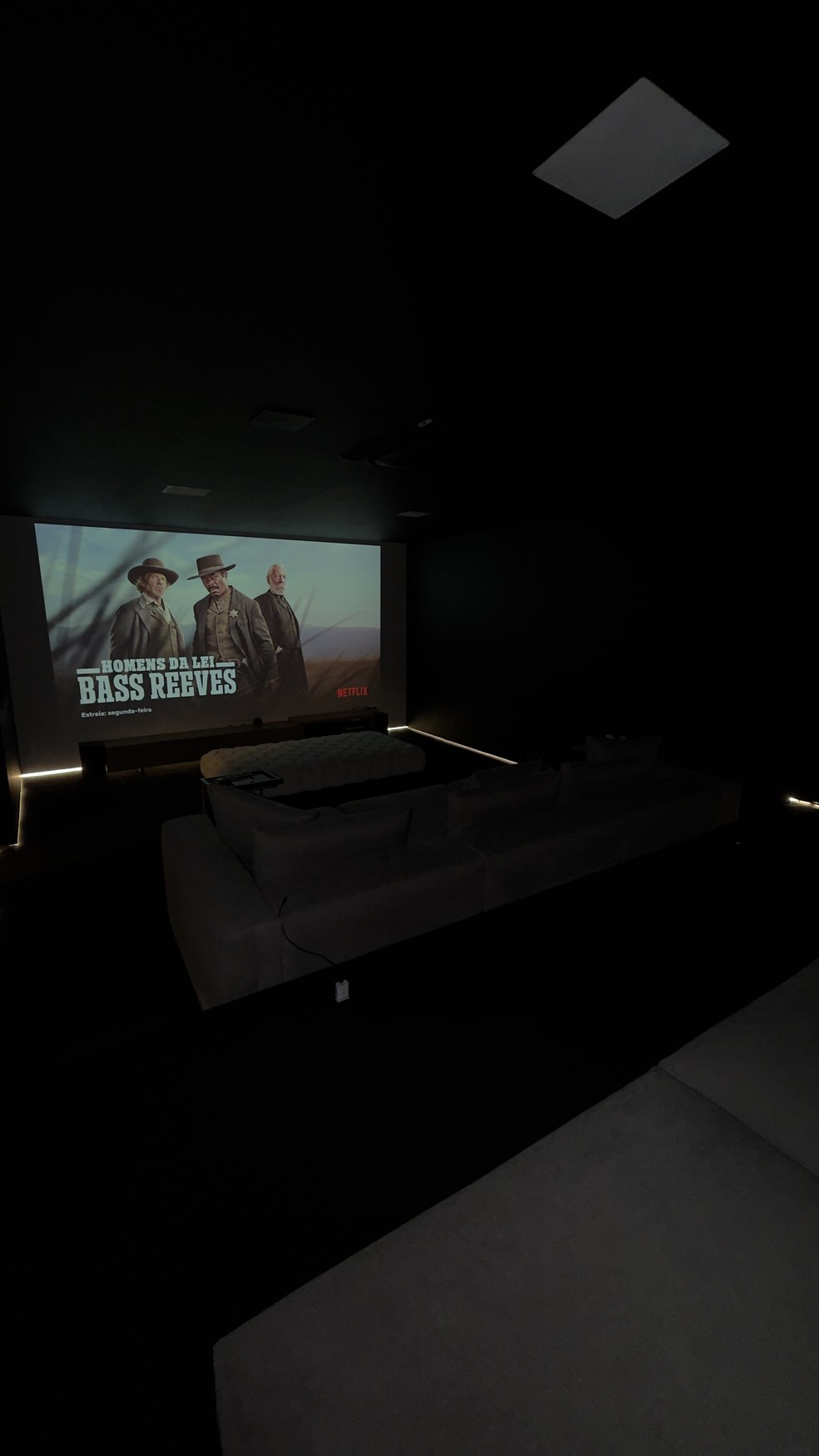Juju Salimeni mostra sala de cinema de sua mansão de R$ 19 milhões