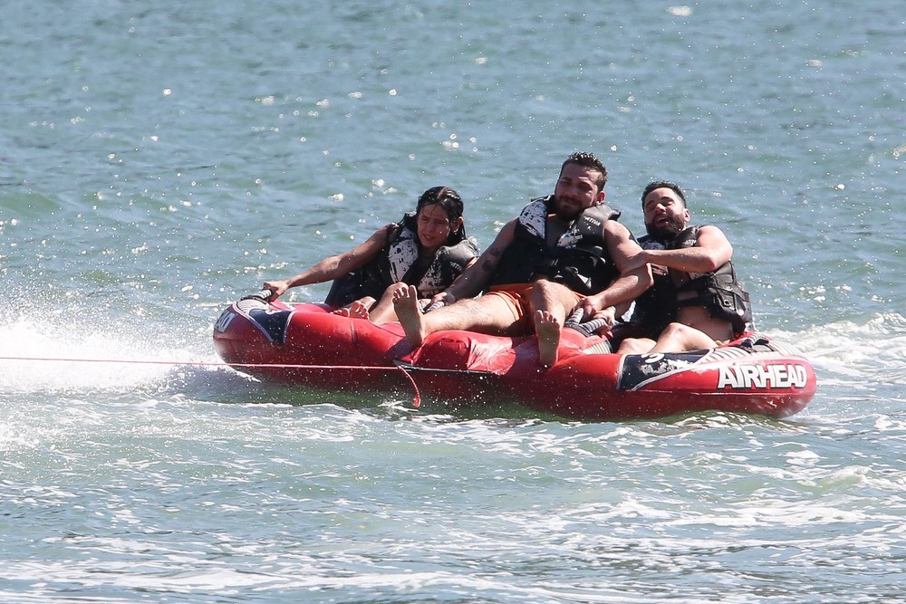 Ana Castela e Gustavo Mioto aproveitam dia de calor em praia de Angra ...