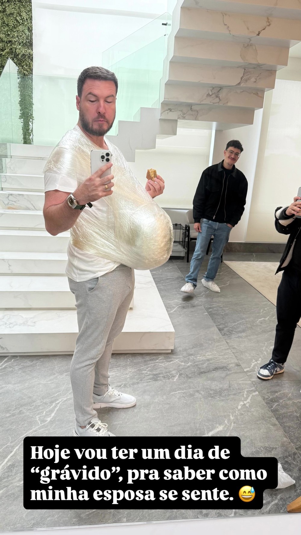 Thiago Nigro, marido de Maíra Cardi, tem dia de 'grávido' com barriga de melancia; vídeo