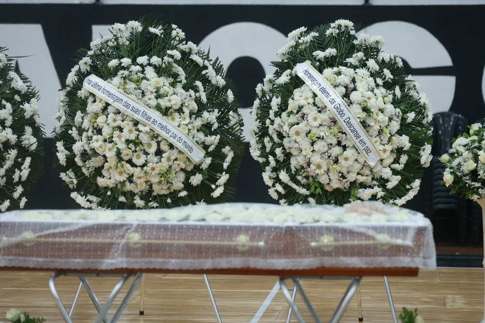 Ícones do jornalismo se despedem de Léo Batista em velório; fotos