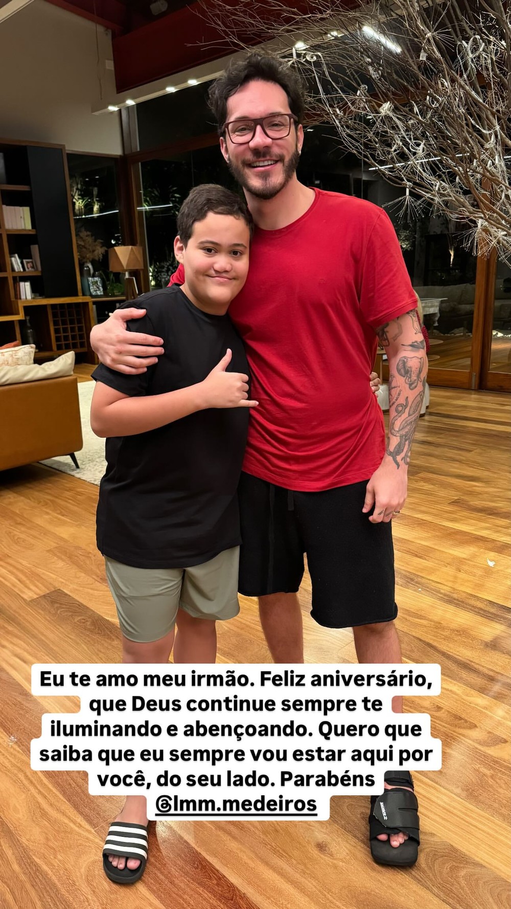 Eliezer faz festinha nos 13 anos do irmão mais novo; vídeo