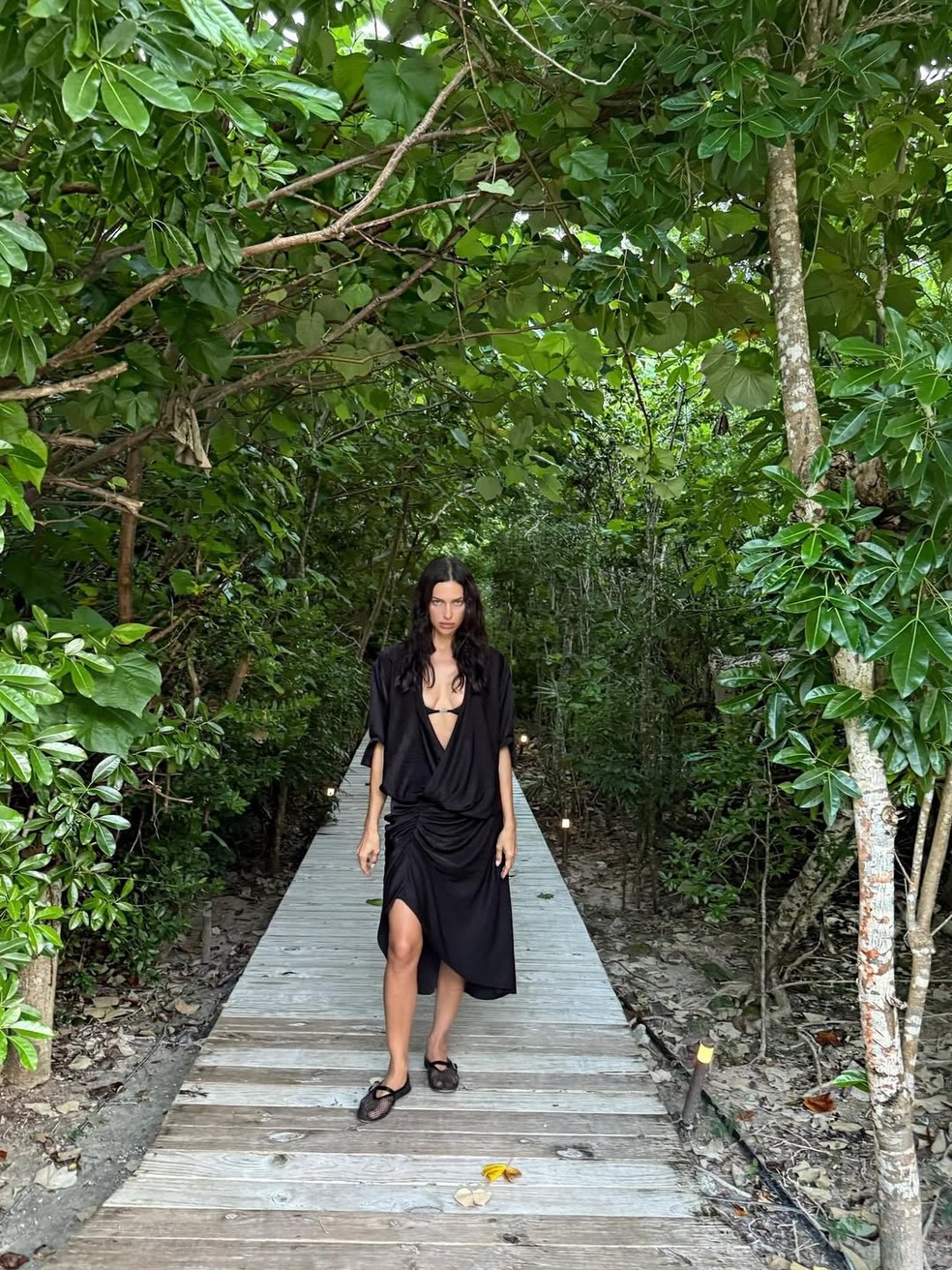 Irina Shayk mostra dias de descanso em região praiana após elogiar o ex ...