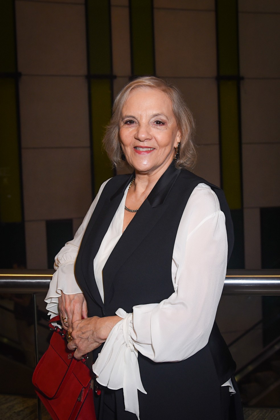 Aos 91, Othon Bastos posa com a esposa, com quem é casado há 65 anos