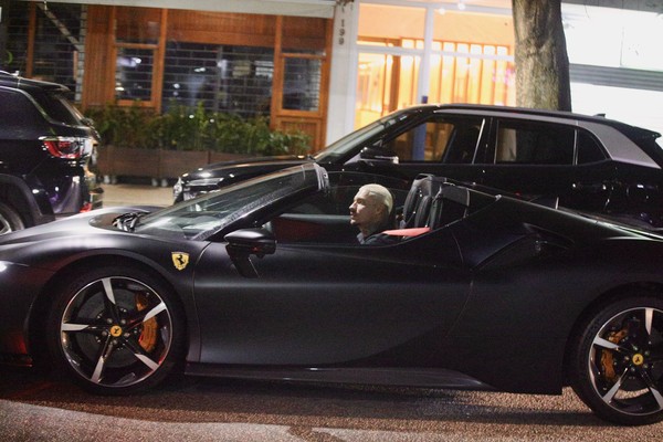 Filipe Ret passeia com a namorada, Agatha Sá, em Ferrari de mais de R ...