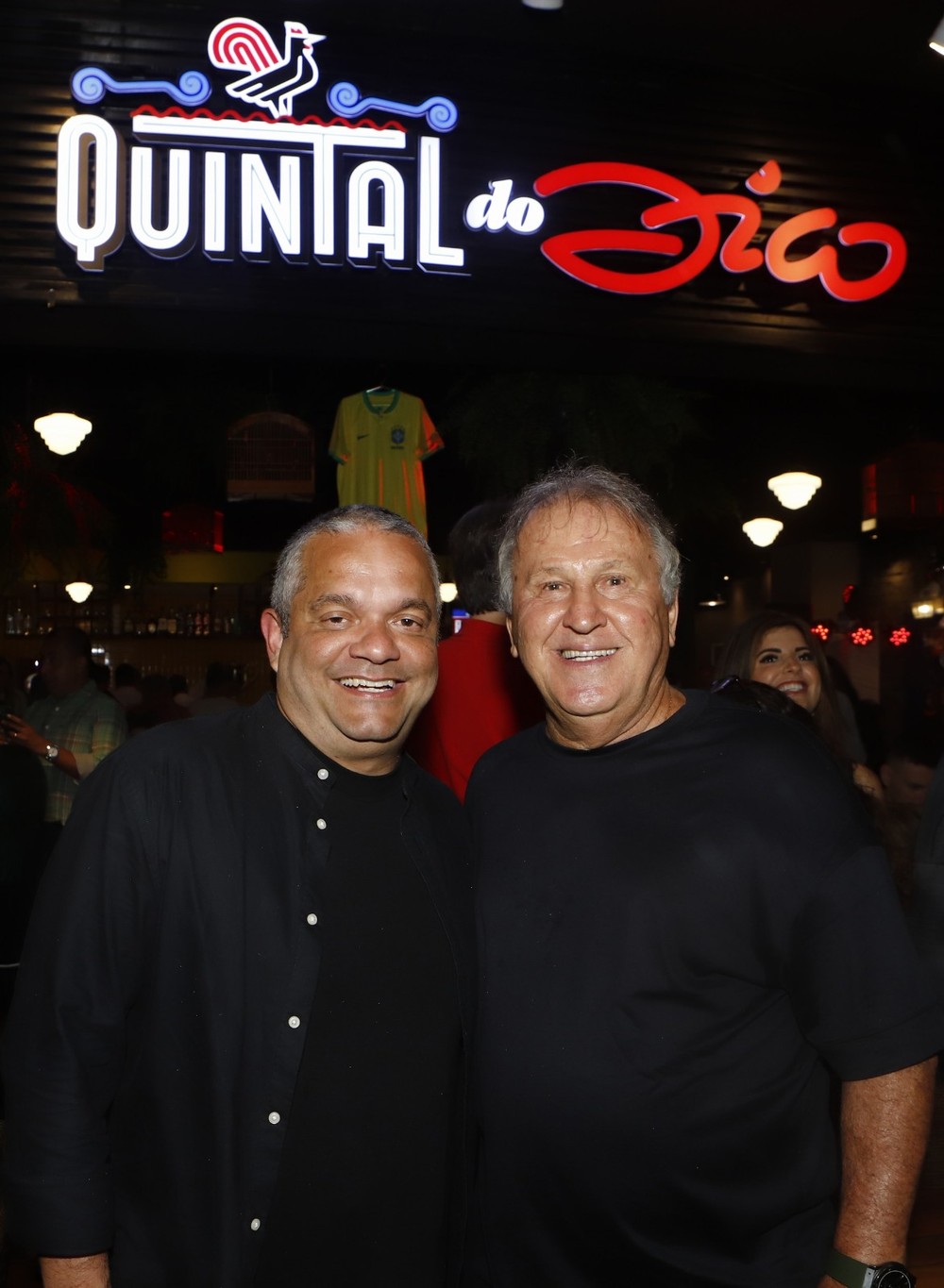 Zico recebe família e amigos em abertura de bar temático no Rio