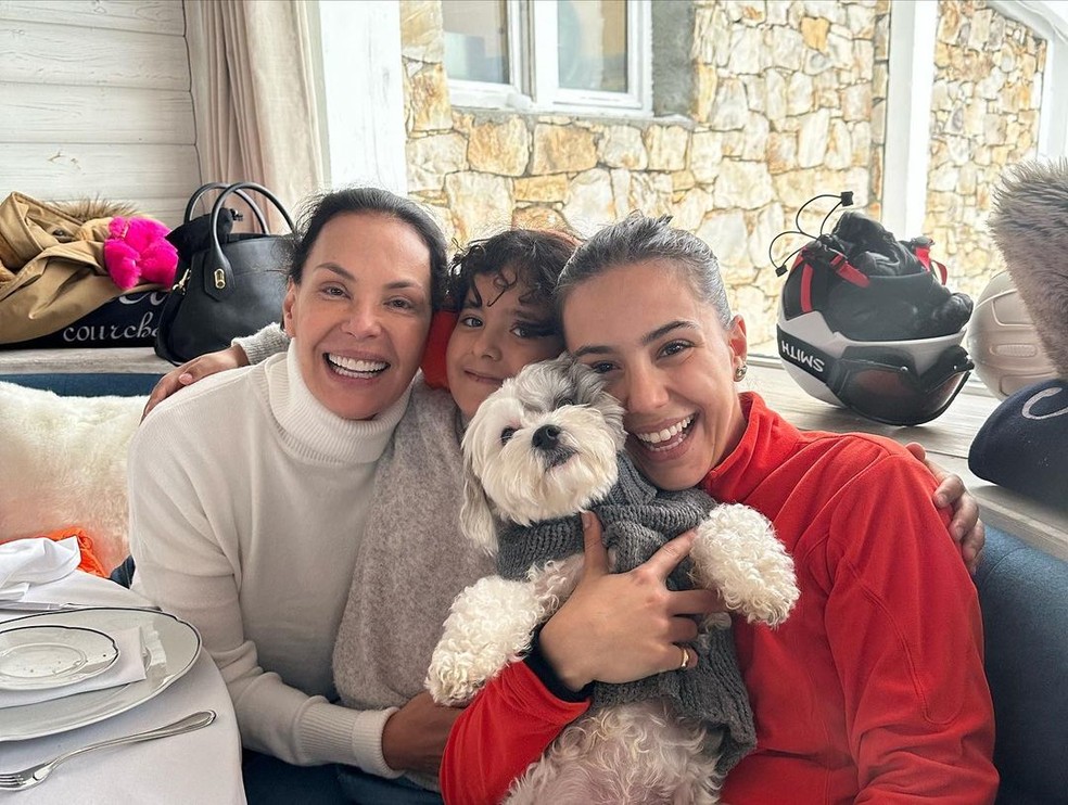 Carolina Ferraz abre álbum de viagem com as filhas para os Alpes Franceses