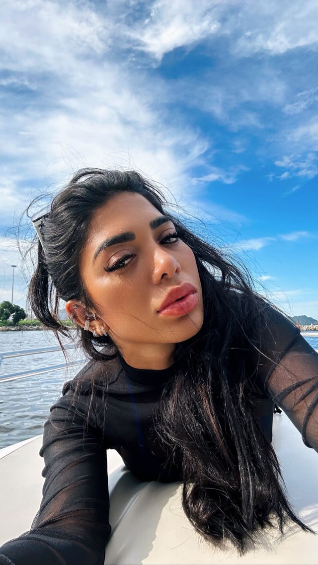 Dhiovanna Barbosa, irmã de Gabigol, posa de biquíni em passeio de barco