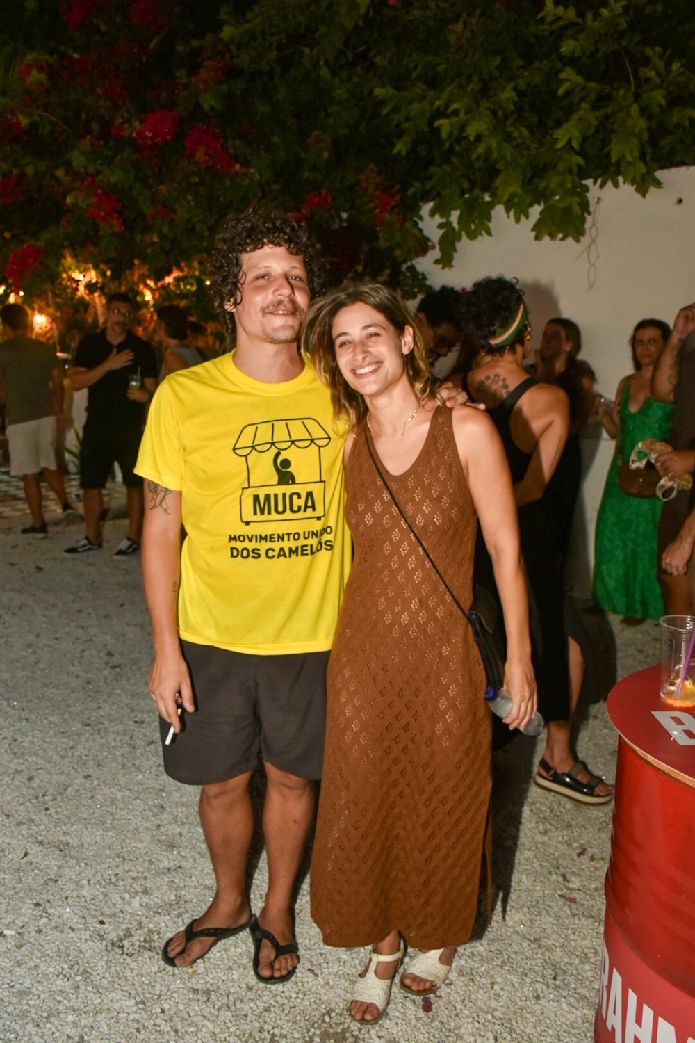 Luisa Arraes leva família a show do namorado, Chico Chico, filho de Cássia Eller