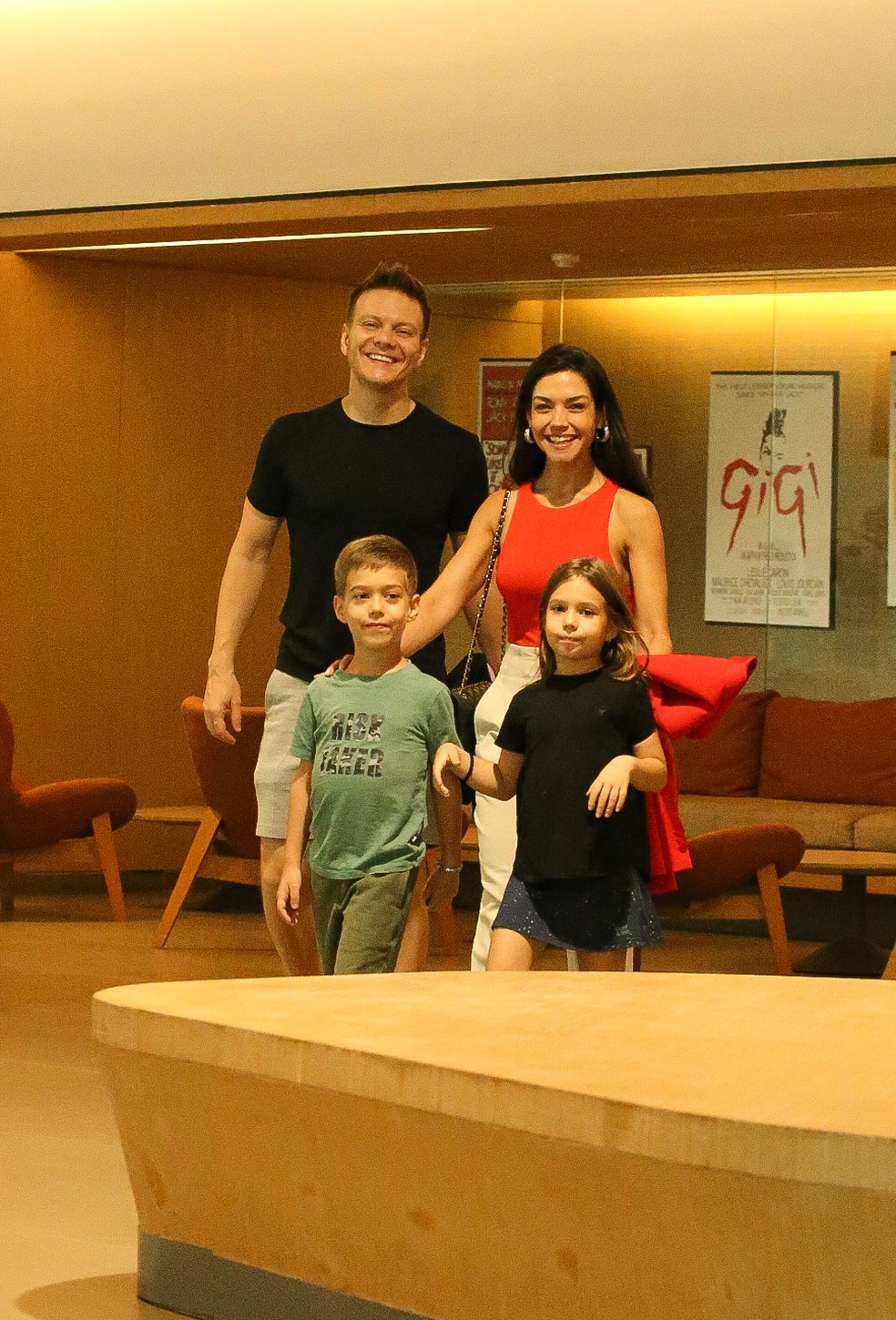 Michel Teló e Thais Fersoza aproveitam passeio em família com os filhos