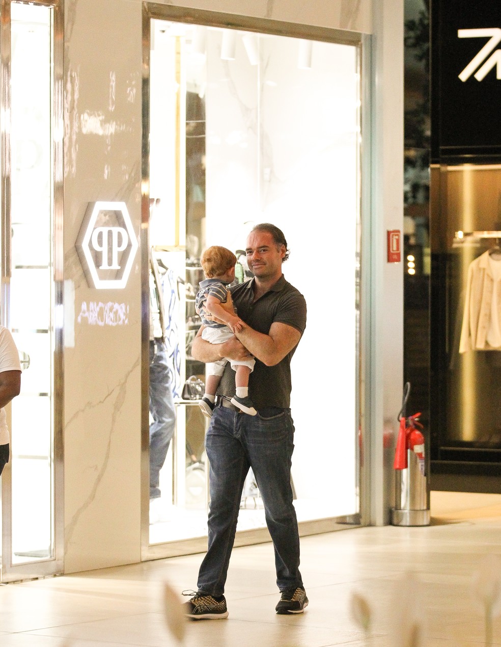 Thor Batista com o filho, Thor II — Foto: Edson Doulgas/AgNews