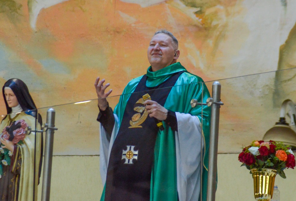 Padre Marcelo Rossi mostra antes e depois de depressão: 'Não é frescura'