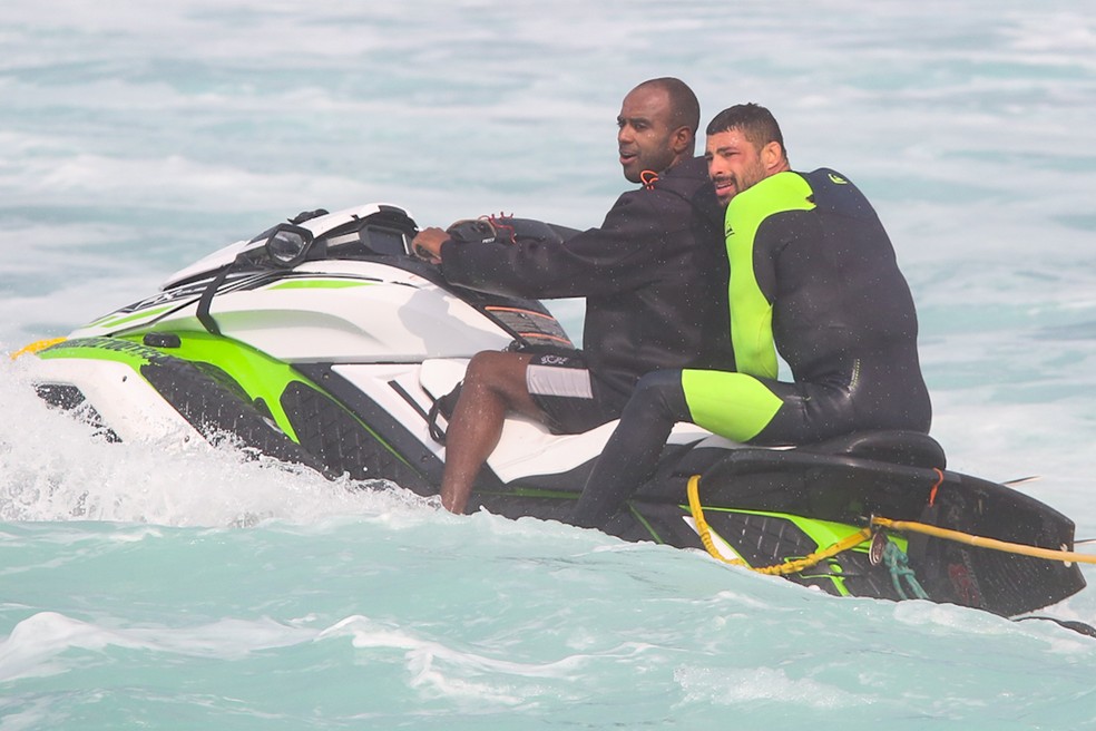 Cauã Reymond se aventura ao praticar surfe tow-in no Rio; fotos