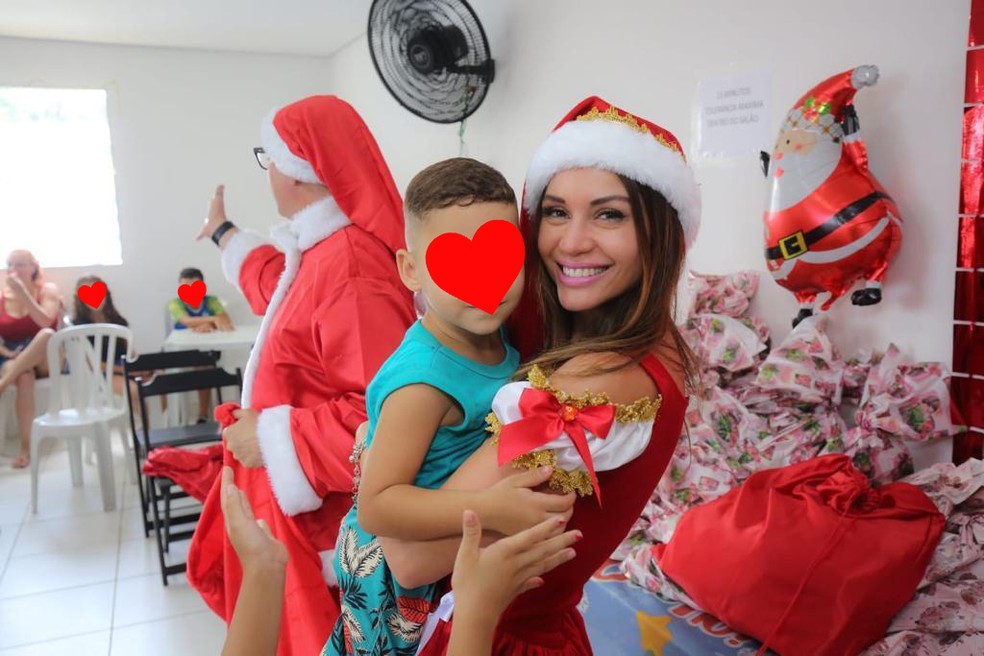 Maria Melilo distribui presentes de Natal em comunidade de São Paulo