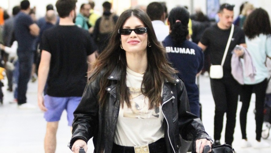 Solteira Vitória Strada Desembarca No Rio Com Look Estiloso De Couro
