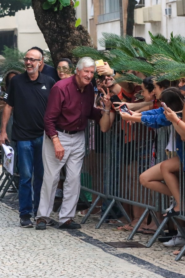 Simpático, pai de Chris Martin é ovacionado por fãs do Coldplay em ...