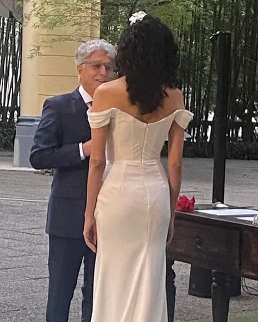 Caco Barcellos se casa com Carla Tilley após 'empurrãozinho' de Ana Maria Braga no 'Mais Você'