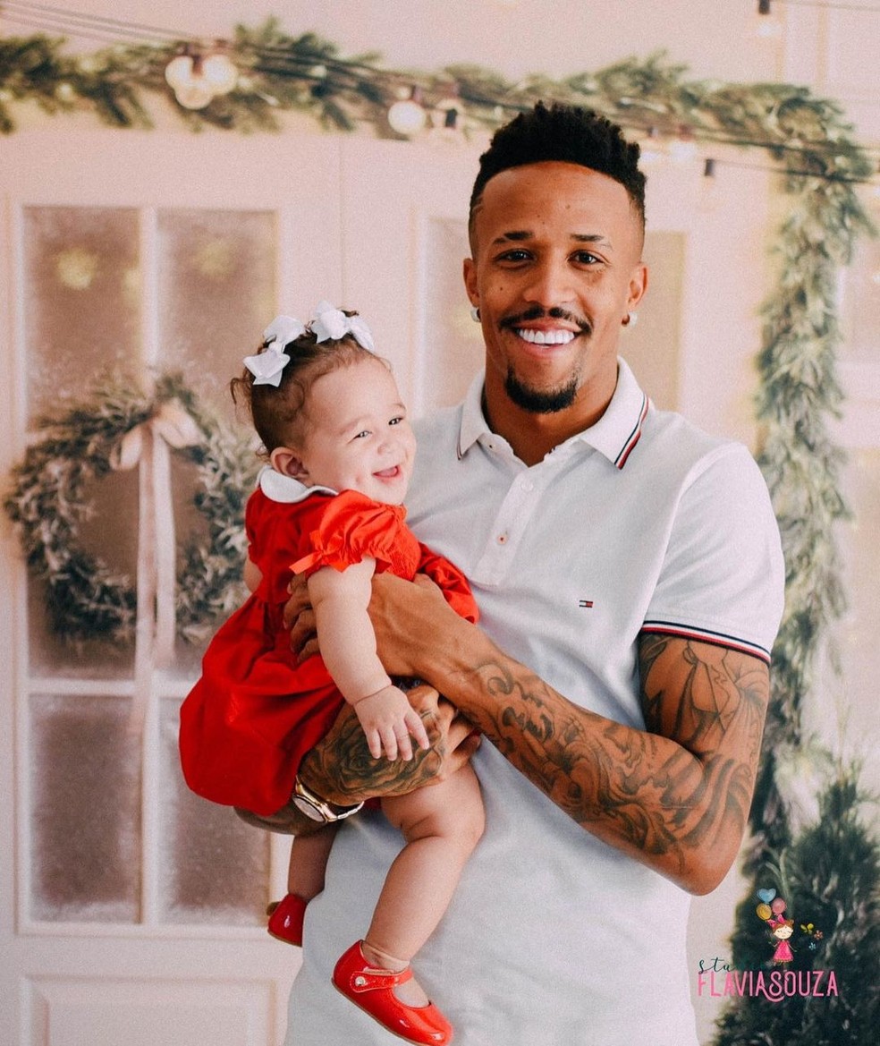 Eder Militão celebra Natal com a filha, Cecilia, e a família