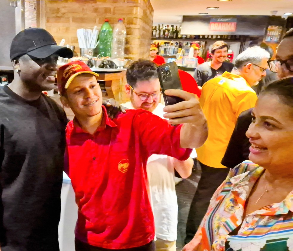 Antes do Rock in Rio, Akon sai para jantar e é tietado