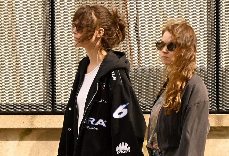 Cara Delevingne ganha beijo da namorada em passeio em Barcelona; fotos