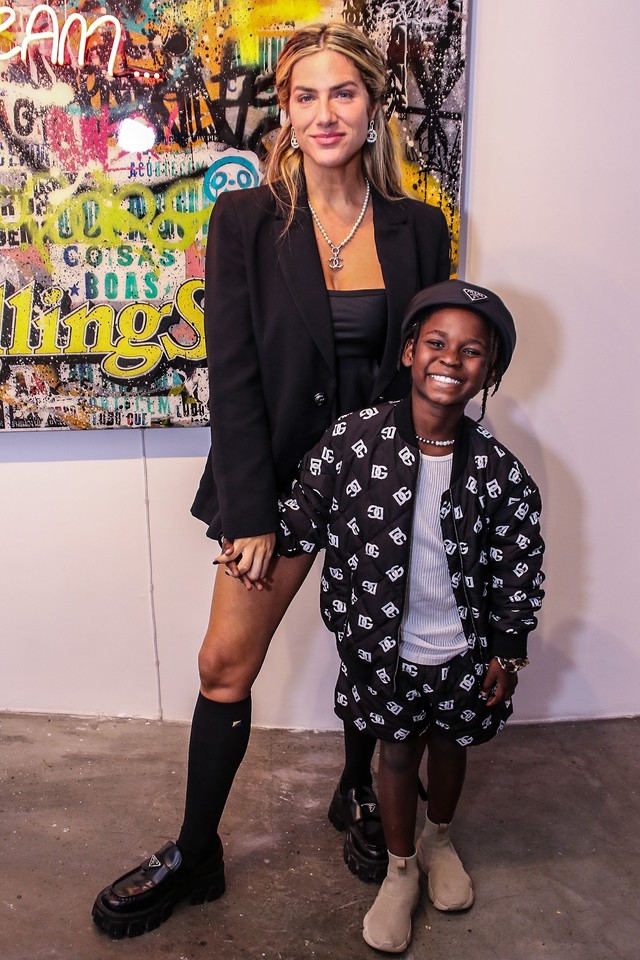 Giovanna Ewbank vai com Bless à abertura da exposição do irmão, Gian ...
